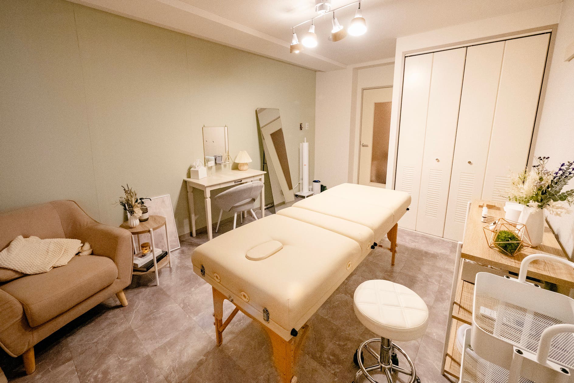 【自由が丘5分】完全個室レンタルサロン✨エステ・整体・ネイル｜電動昇降ベッド｜備品充実｜無料ドリンク｜調光ライトの写真6