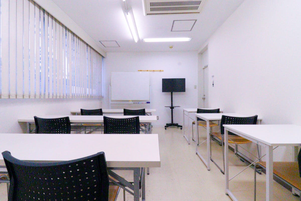 【心斎橋駅7番出口徒歩72秒！10名利用可！】モニター・ホワイトボード・WiFi無料！ふれあい貸し会議室 心斎橋Cの写真1