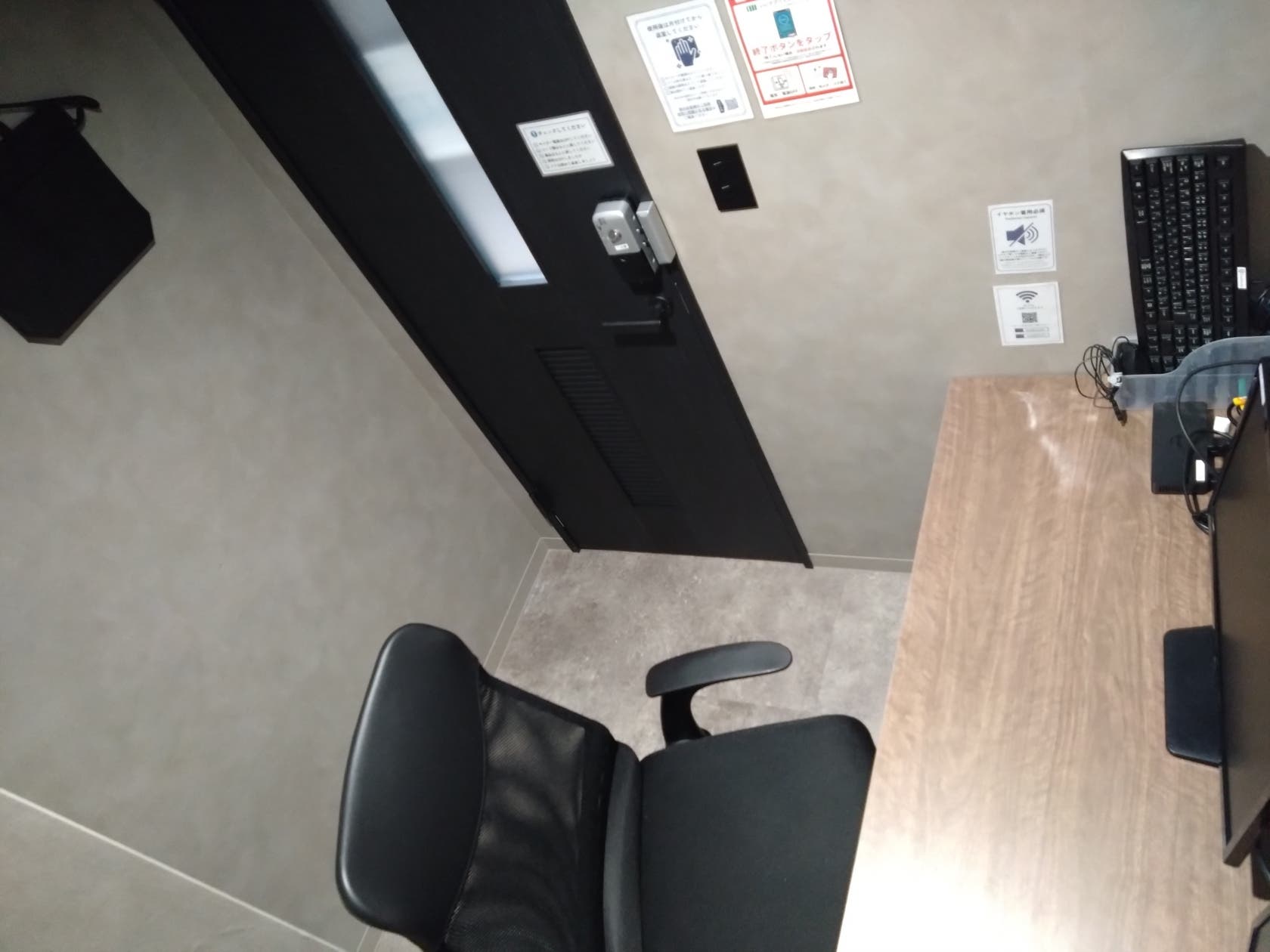 【¥550/1h｜工事期間限定】上野駅すぐ・モニター2台鍵付き広め完全個室3013の写真6