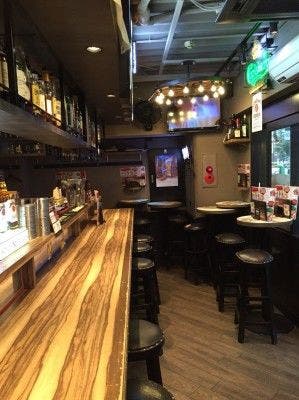 【東京駅から徒歩3分】木目調の落ち着いた雰囲気のバーを貸し切ってパーティーしようの写真2