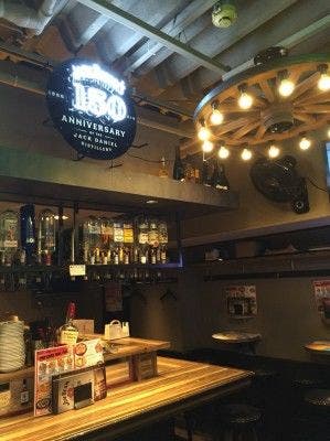 【東京駅から徒歩3分】木目調の落ち着いた雰囲気のバーを貸し切ってパーティーしようの写真3