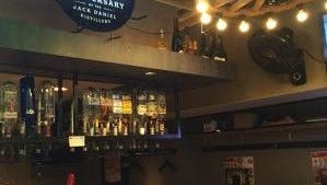 【東京駅から徒歩3分】木目調の落ち着いた雰囲気のバーを貸し切ってパーティーしようの写真3