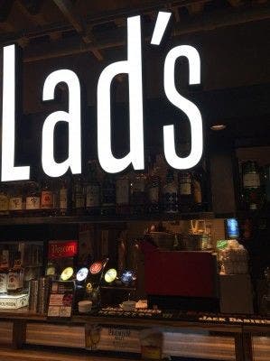 【東京駅から徒歩3分】木目調の落ち着いた雰囲気のバーを貸し切ってパーティーしようの写真4