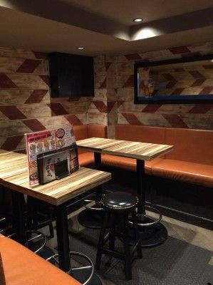 【東京駅から徒歩3分】木目調の落ち着いた雰囲気のバーを貸し切ってパーティーしようの写真5