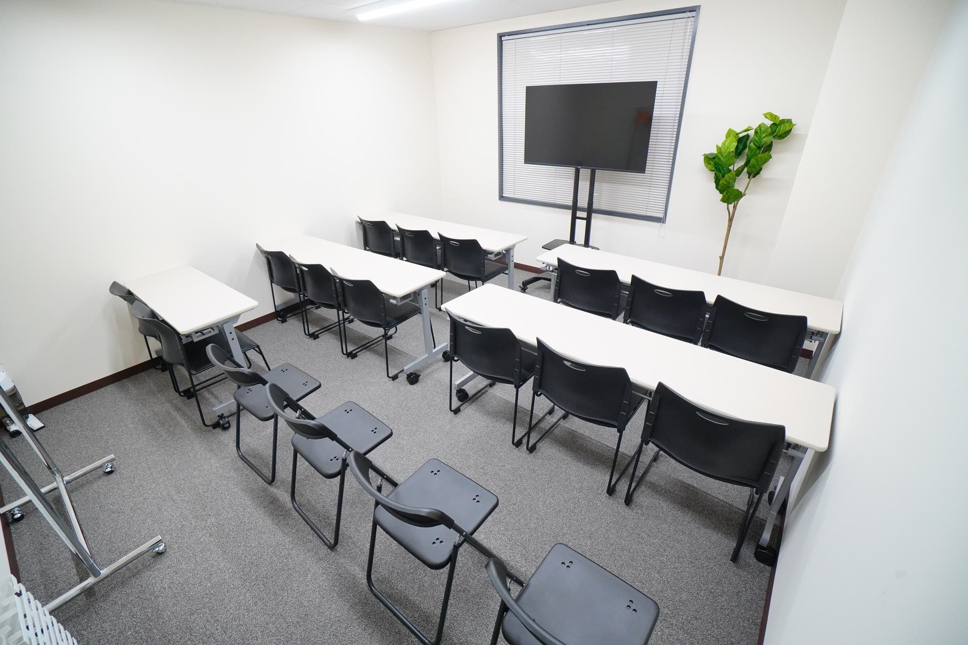 ＜堺筋本町会議室＞堺筋本町駅徒歩3分🚃24時間⏰光回線Wi-Fi📶50型モニター📺会議/商談/セミナー/ワークショップの写真4