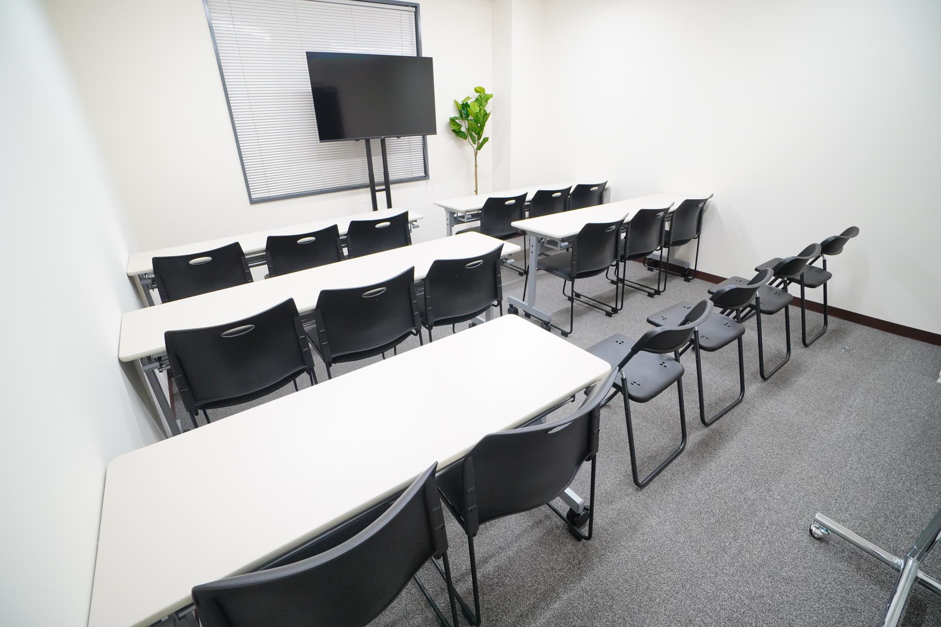 ＜堺筋本町会議室＞堺筋本町駅徒歩3分🚃24時間⏰光回線Wi-Fi📶50型モニター📺会議/商談/セミナー/ワークショップの写真5