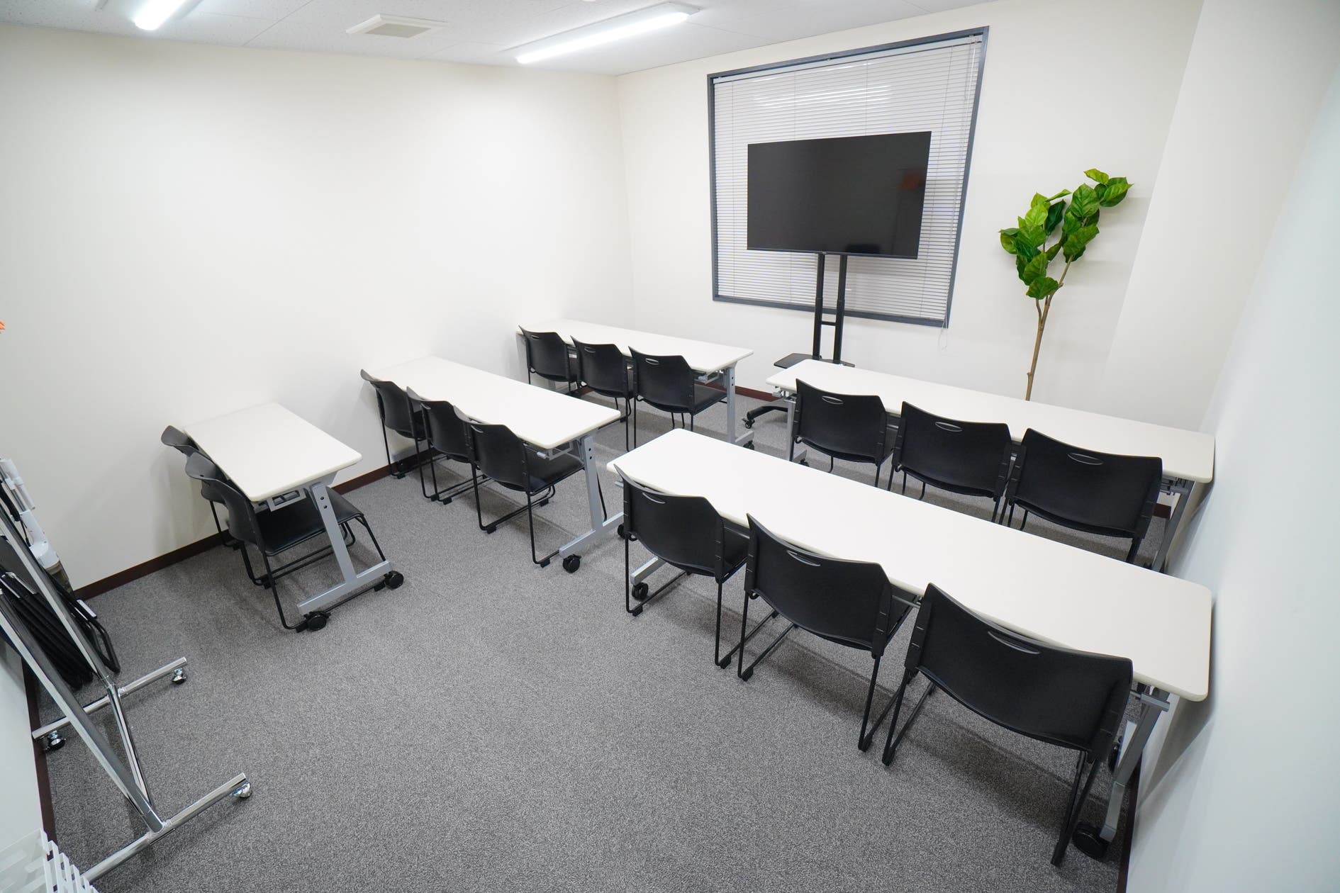 ＜堺筋本町会議室＞堺筋本町駅徒歩3分🚃24時間⏰光回線Wi-Fi📶50型モニター📺会議/商談/セミナー/ワークショップの写真1