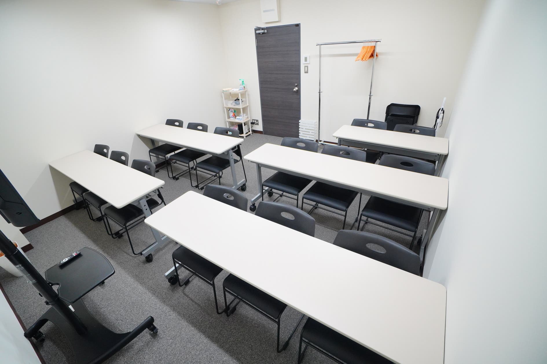 ＜堺筋本町会議室＞堺筋本町駅徒歩3分🚃24時間⏰光回線Wi-Fi📶50型モニター📺会議/商談/セミナー/ワークショップの写真3