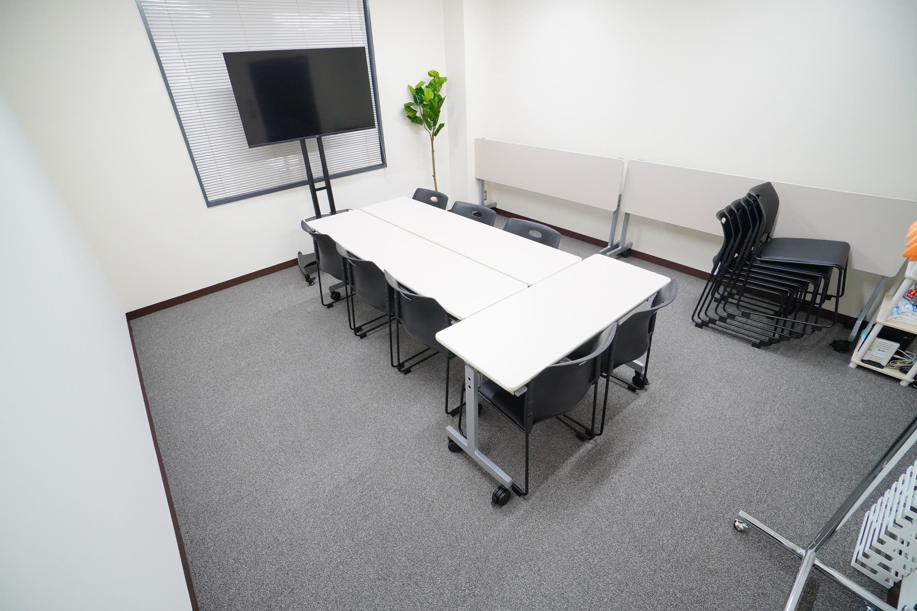 ＜堺筋本町会議室＞堺筋本町駅徒歩3分🚃24時間⏰光回線Wi-Fi📶50型モニター📺会議/商談/セミナー/ワークショップの写真2