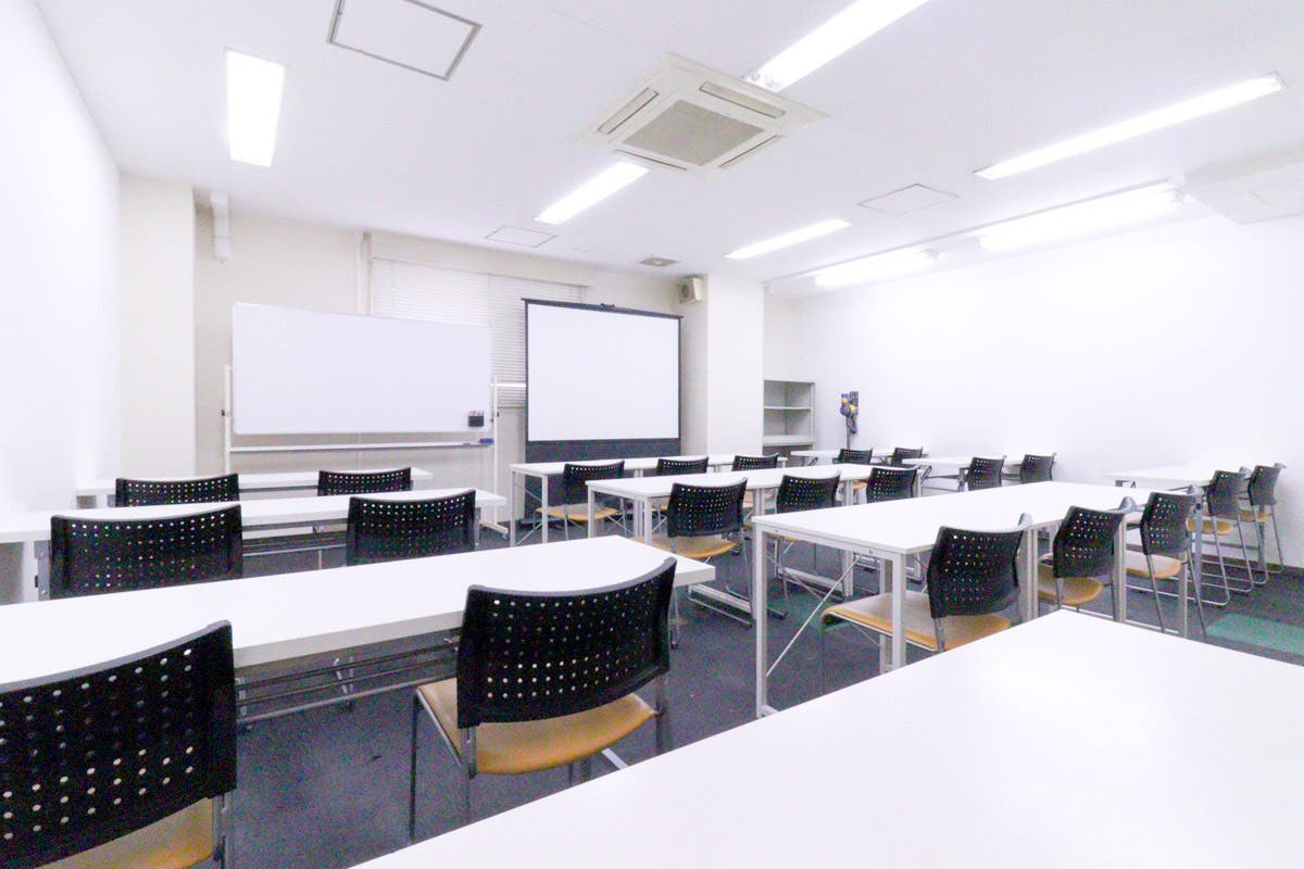 【心斎橋駅7番出口徒歩72秒！23名利用可！】プロジェクター・ホワイトボード・WiFi無料！ふれあい貸し会議室 心斎橋Eの写真1