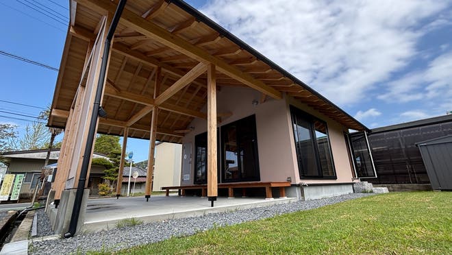 縁側と芝生でゆっくり過ごせる小洒落たバンガローの写真1