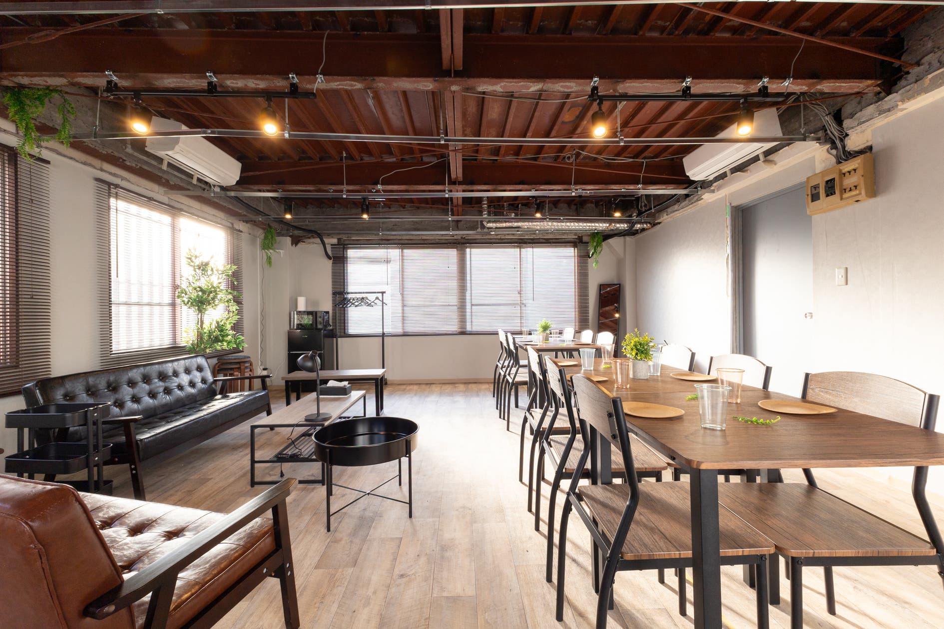 【ゴミ捨て無料！】駅近・広々50㎡・小人数から大人数までOK！100㌅特大スクリーン！2次会・打ち上げ・撮影OKの写真4