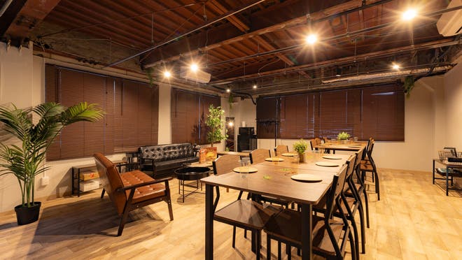 【ゴミ捨て無料!】駅近・広々50㎡・小人数から大人数までOK!100㌅特大スクリーン!2次会・打ち上げ・撮影OKの写真3