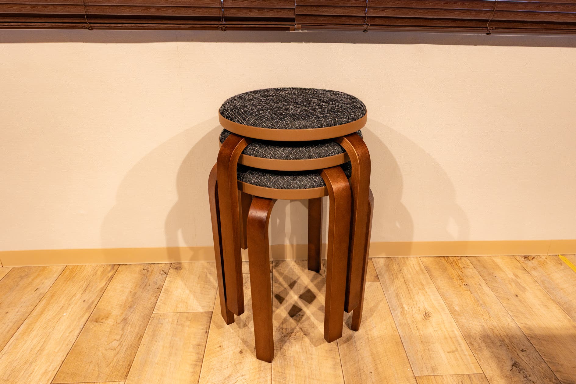 【ゴミ捨て無料！】駅近・広々50㎡・小人数から大人数までOK！100㌅特大スクリーン！2次会・打ち上げ・撮影OKの写真17