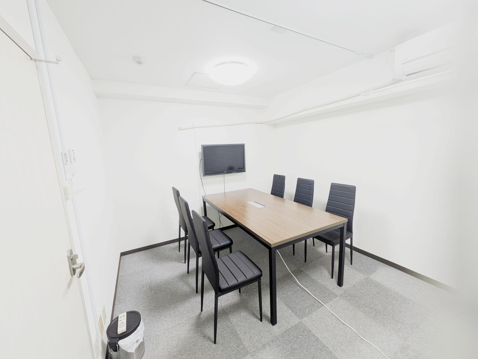 ≪大阪駅10分❕ミーティングスペースD302≫完全個室✨会議、面接、テレワークにの写真1