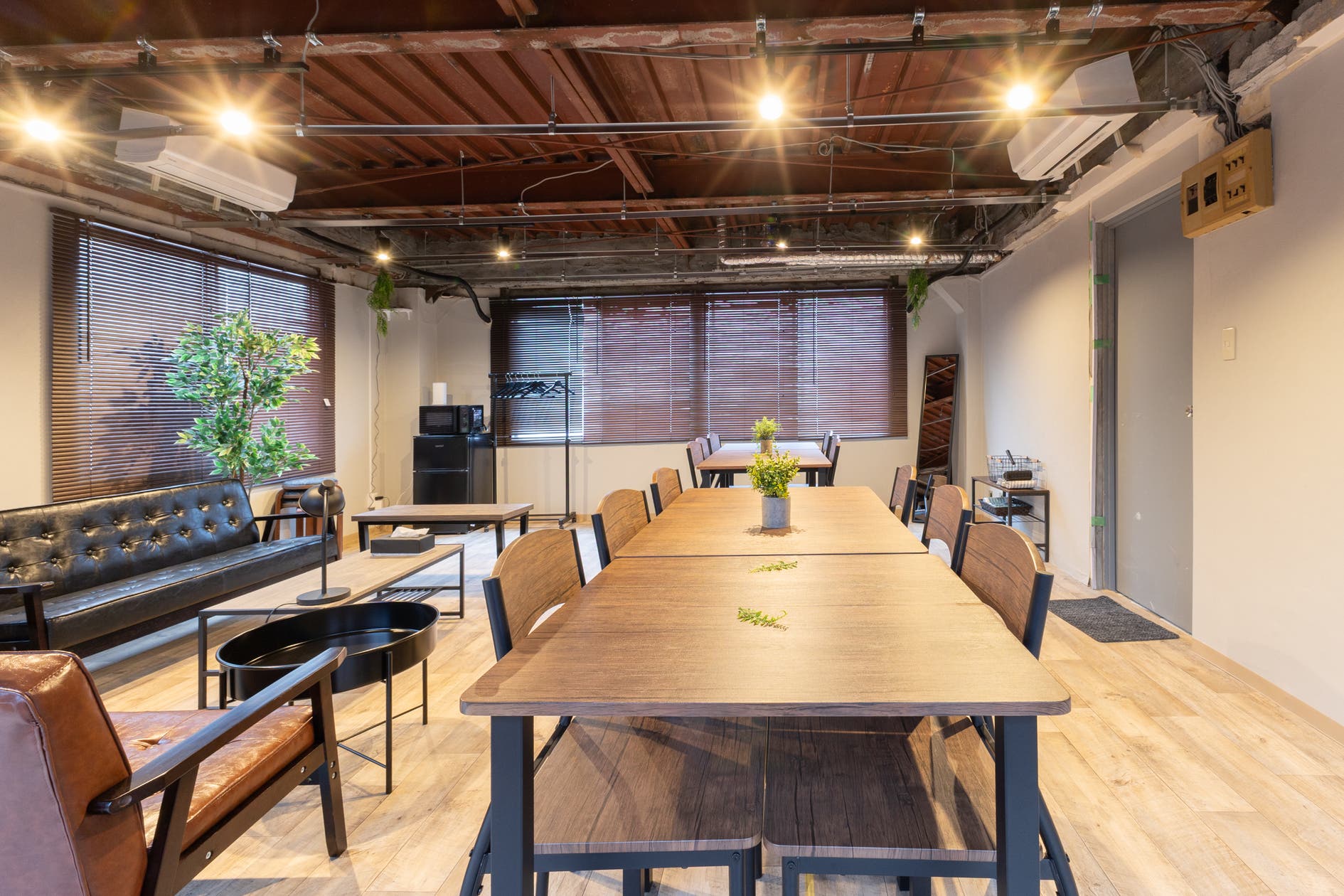 【ゴミ捨て無料！】駅近・広々50㎡・小人数から大人数までOK！100㌅特大スクリーン！2次会・打ち上げ・撮影OKの写真15