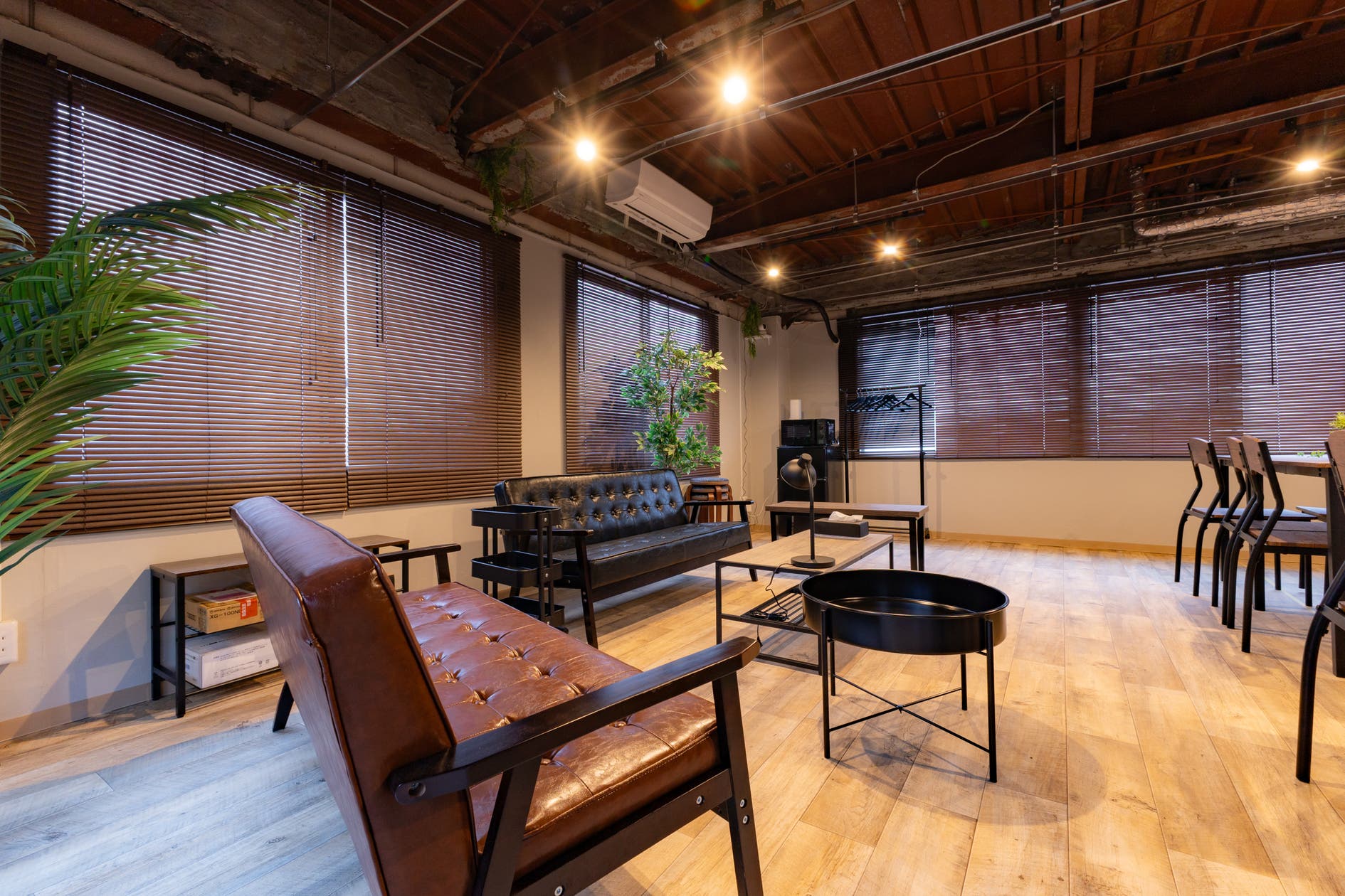 【ゴミ捨て無料！】駅近・広々50㎡・小人数から大人数までOK！100㌅特大スクリーン！2次会・打ち上げ・撮影OKの写真13