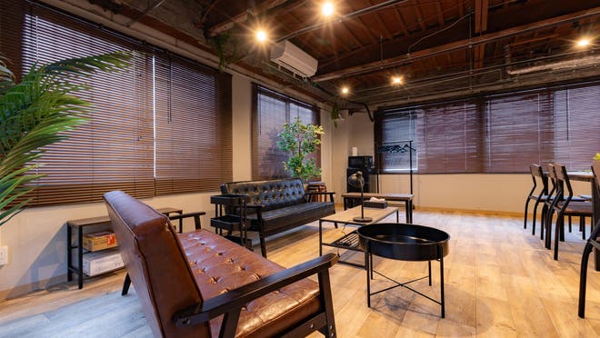 【ゴミ捨て無料!】駅近・広々50㎡・小人数から大人数までOK!100㌅特大スクリーン!2次会・打ち上げ・撮影OKの写真13