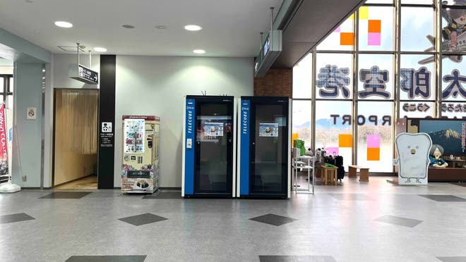 【テレキューブ】米子鬼太郎空港の個室型ワークブース(274-02)です。視線と音を遮る、プライベートな集中環境。の写真1