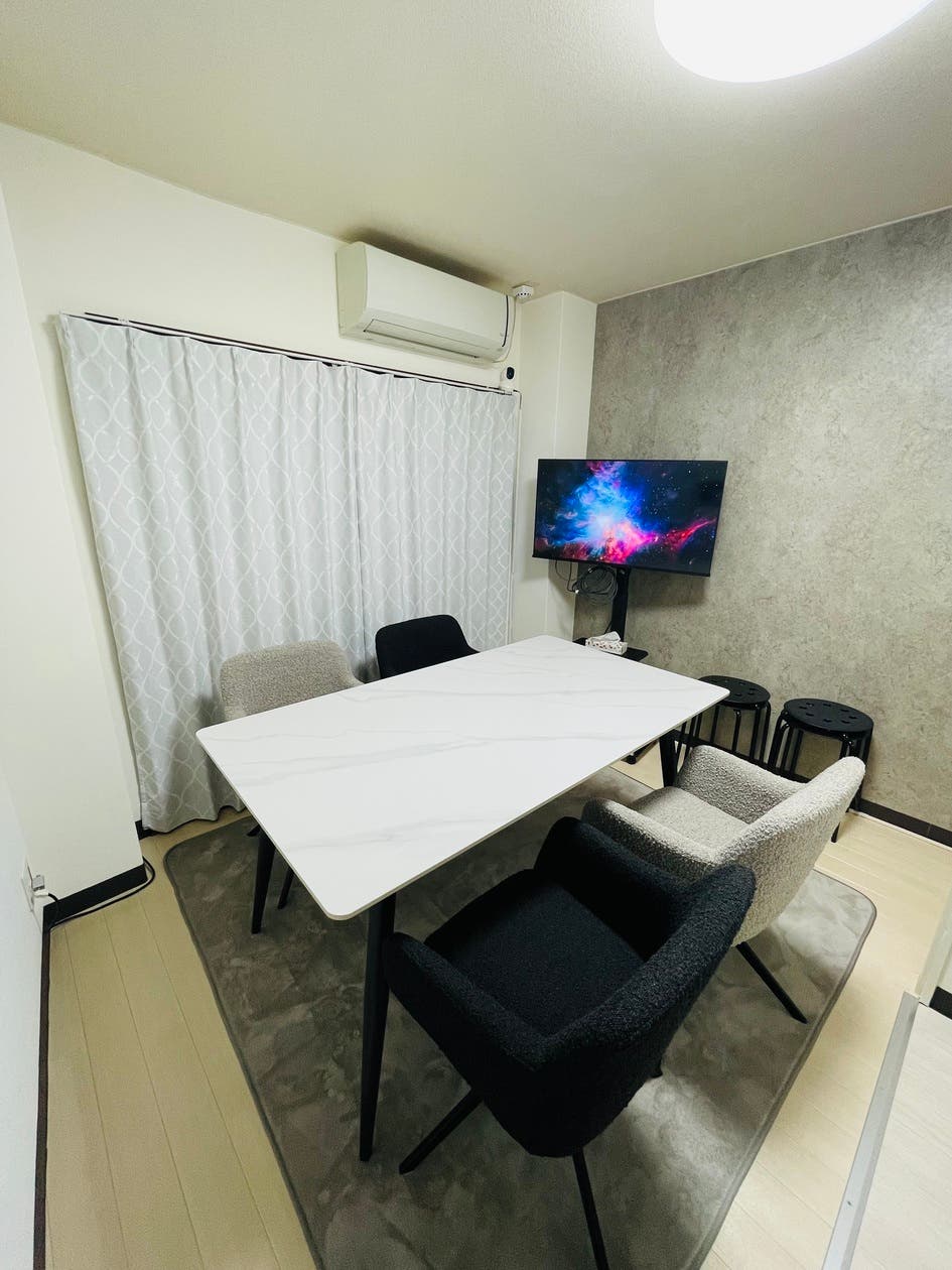 小倉駅から徒歩５分✨少人数貸し会議室に快適なモノトーン空間｜Wi-Fi完備、モニターありの写真1