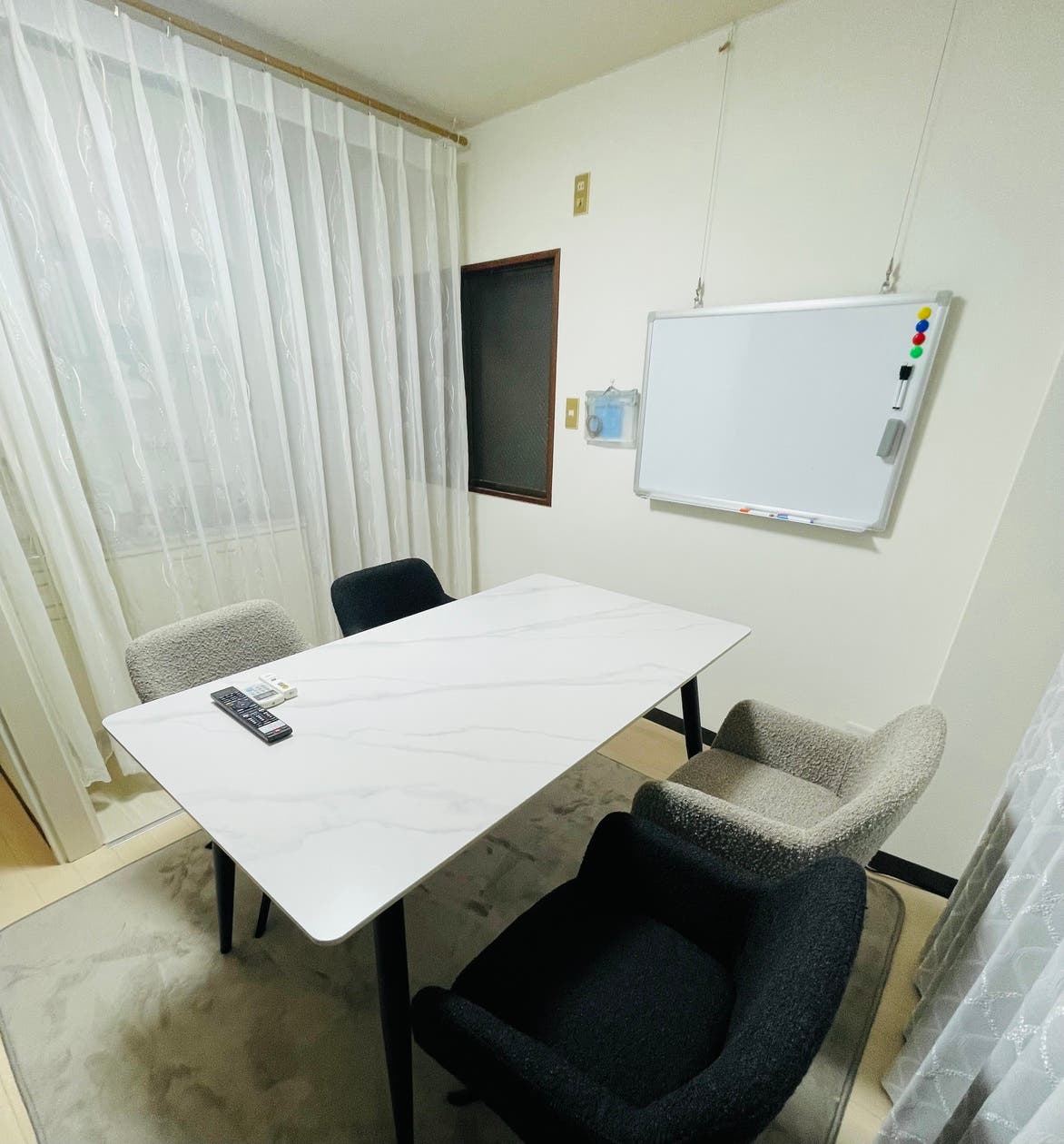 小倉駅から徒歩５分✨少人数貸し会議室に快適なモノトーン空間｜Wi-Fi完備、モニターありの写真2