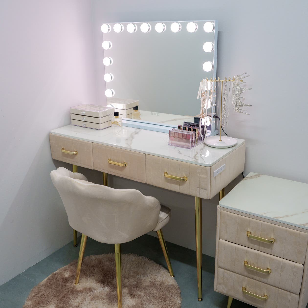 天井高３m｜広さ５１㎡｜南向きの窓から自然光が差し込むレンタル撮影スタジオの写真4