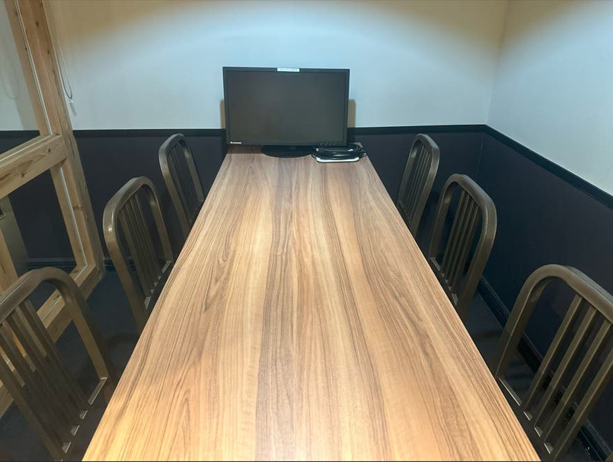 【6名会議室RoomA】新橋駅徒歩1分！/モニター/Wi-Fi/充電器/テレワークやWeb会議に最適の写真3