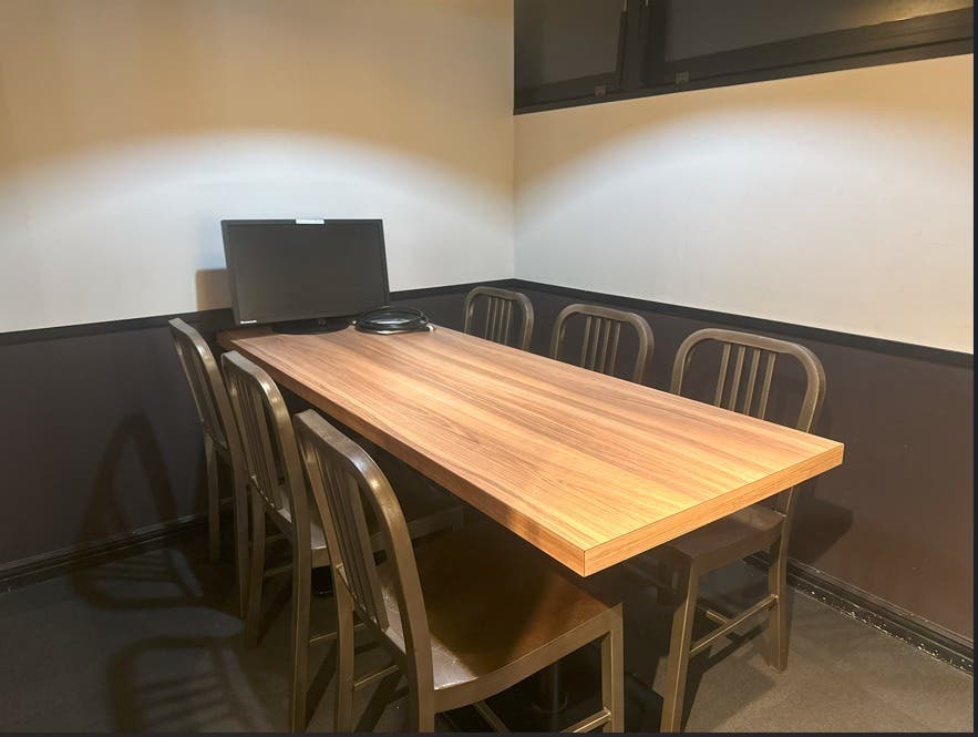 【6名会議室RoomA】新橋駅徒歩1分！/モニター/Wi-Fi/充電器/テレワークやWeb会議に最適の写真4