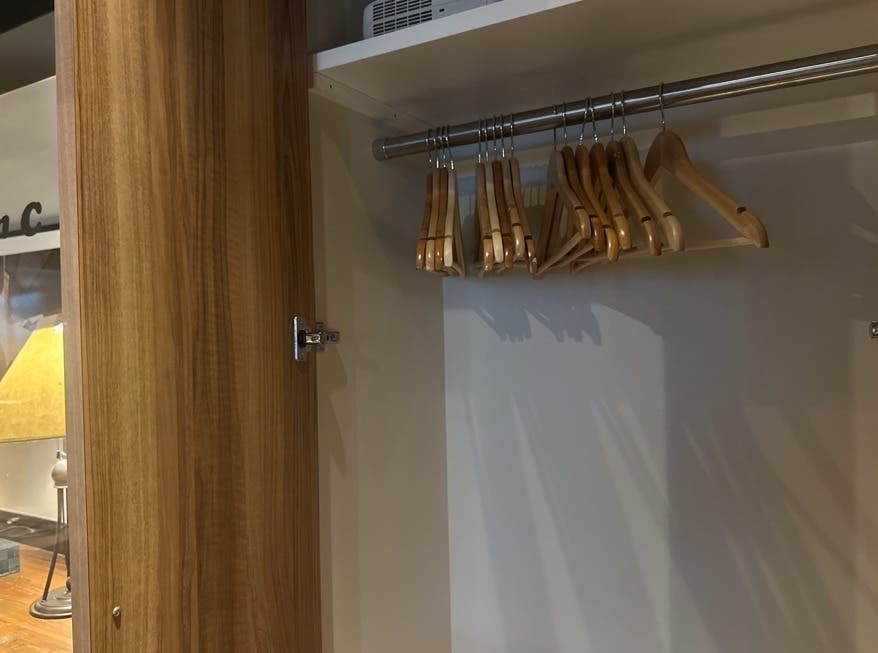 【6名会議室RoomA】新橋駅徒歩1分！/モニター/Wi-Fi/充電器/テレワークやWeb会議に最適の写真9