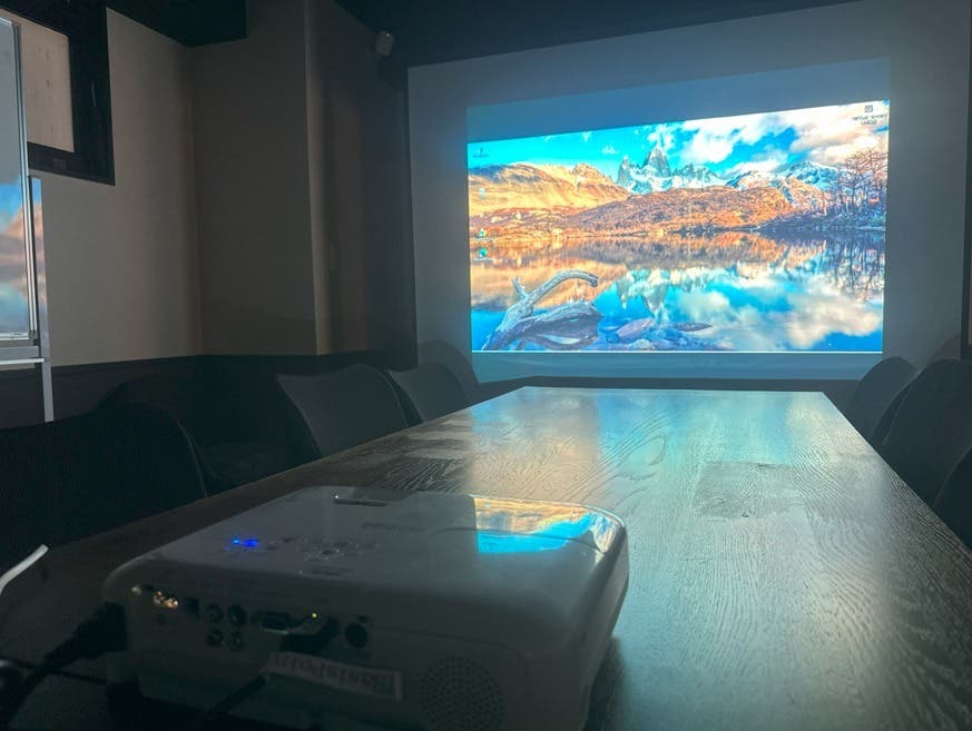 【6名会議室RoomA】新橋駅徒歩1分！/モニター/Wi-Fi/充電器/テレワークやWeb会議に最適の写真6