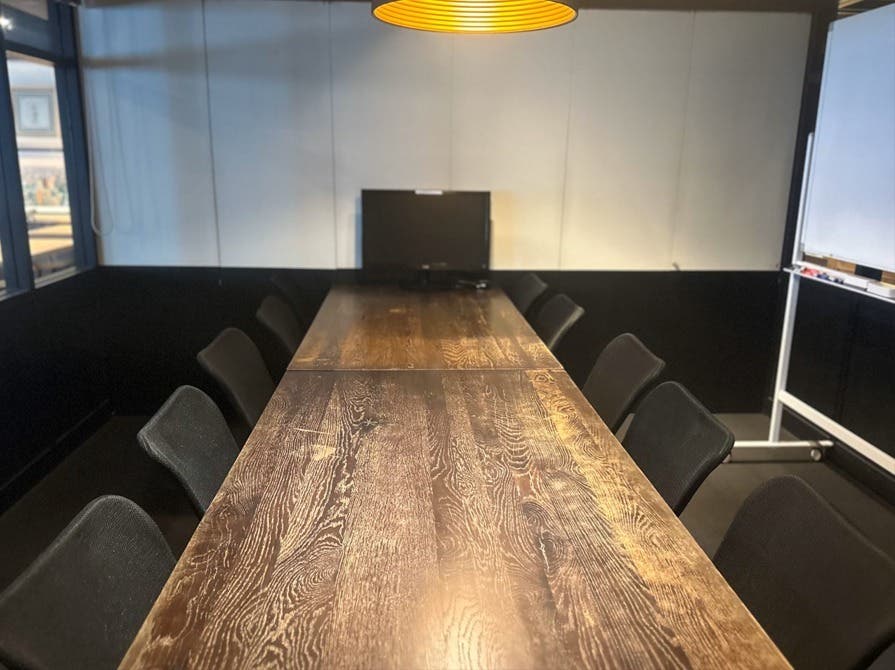 【10名会議室RoomB】新橋駅徒歩1分！/モニター/Wi-Fi/充電器/テレワークやWeb会議に最適の写真5