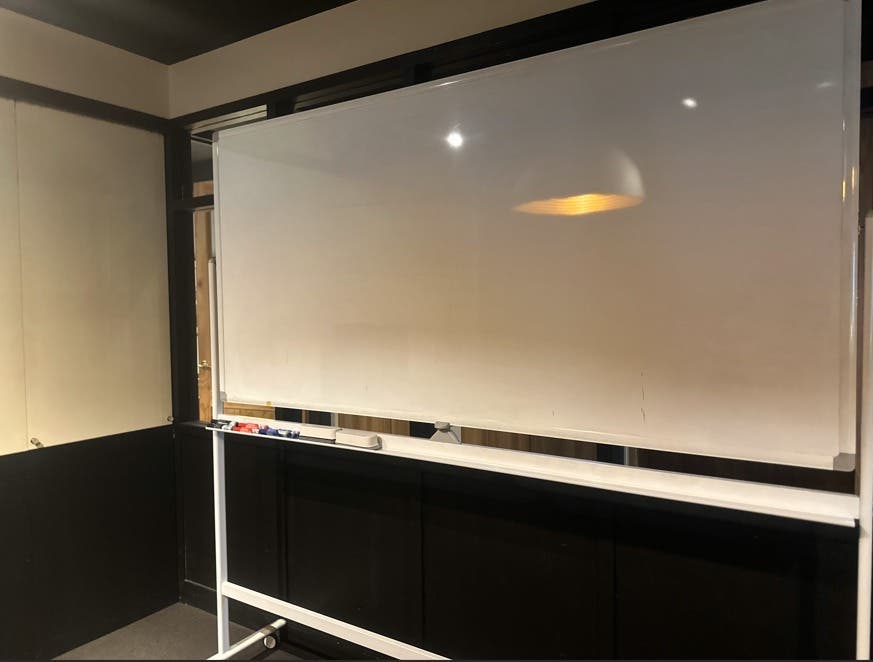 【10名会議室RoomB】新橋駅徒歩1分！/モニター/Wi-Fi/充電器/テレワークやWeb会議に最適の写真6