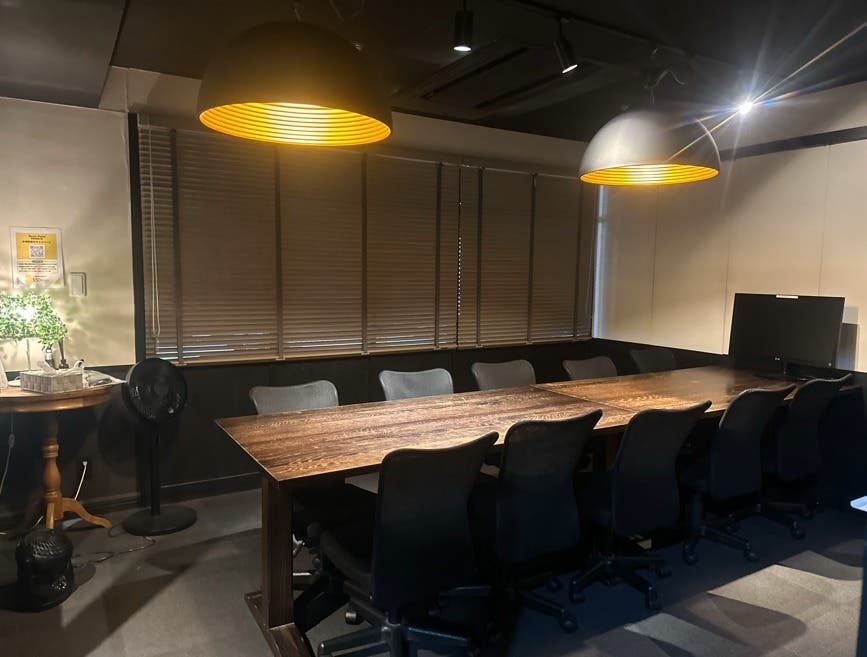 【10名会議室RoomB】新橋駅徒歩1分！/モニター/Wi-Fi/充電器/テレワークやWeb会議に最適の写真3