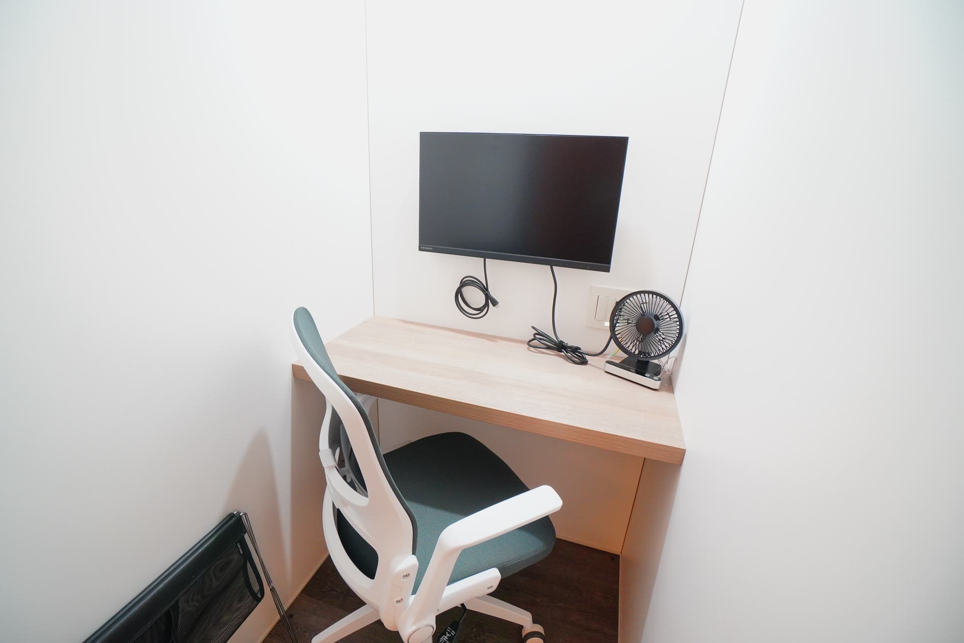 ＜ワークブース六本木No.1＞六本木駅徒歩2分✨完全個室🚪光回線Wi-Fi📶モニター🖥️電源🔌テレワーク/面接/自習/作業の写真5