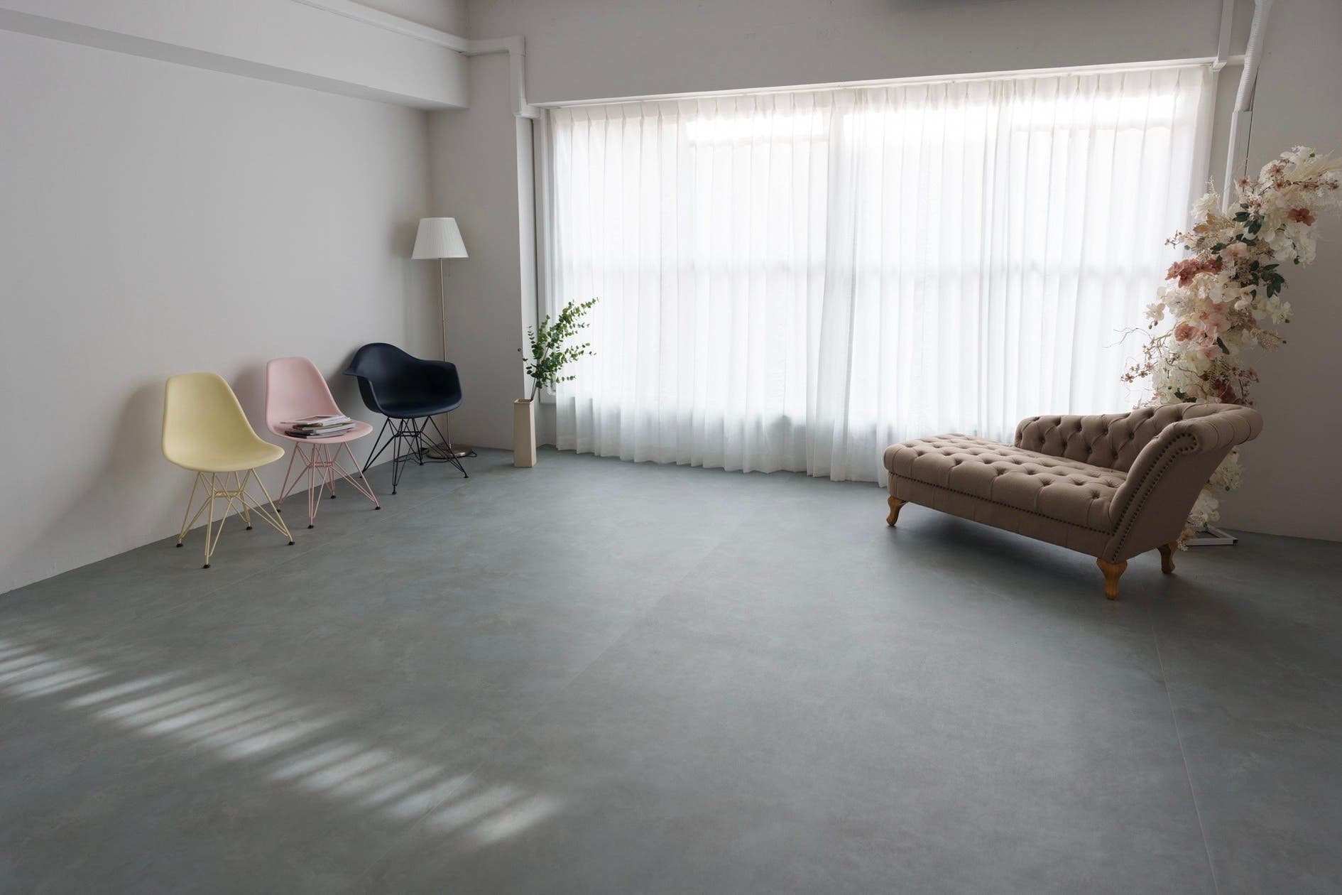 天井高３m｜広さ５１㎡｜南向きの窓から自然光が差し込むレンタル撮影スタジオの写真5