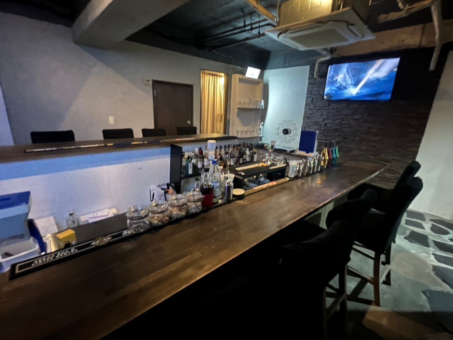 本格BARで貸切パーティー！カラオケ会、映画鑑賞会、撮影会、色々な用途に！の写真1