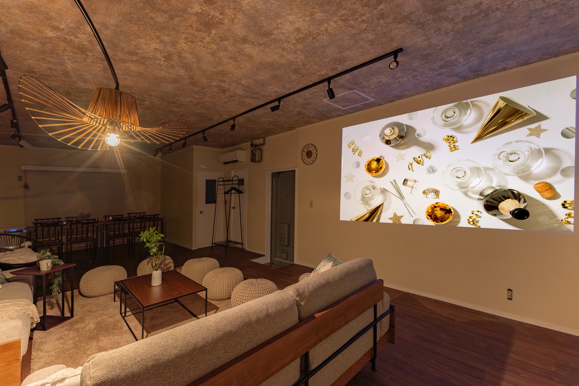 【🎄クリスマス＆忘年会🎅】谷町九丁目駅すぐ/最大２２名⭐️広々したお部屋に最高級ソファを使用⭐️の写真4