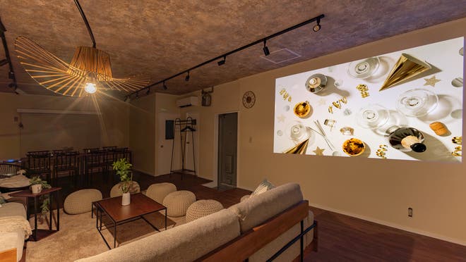 【🎄クリスマス&忘年会🎅】谷町九丁目駅すぐ/最大22名⭐️広々したお部屋に最高級ソファを使用⭐️の写真4