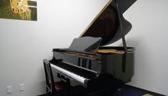グランドピアノ完備!相鉄線天王町駅から徒歩4分の音楽スタジオです。の写真2