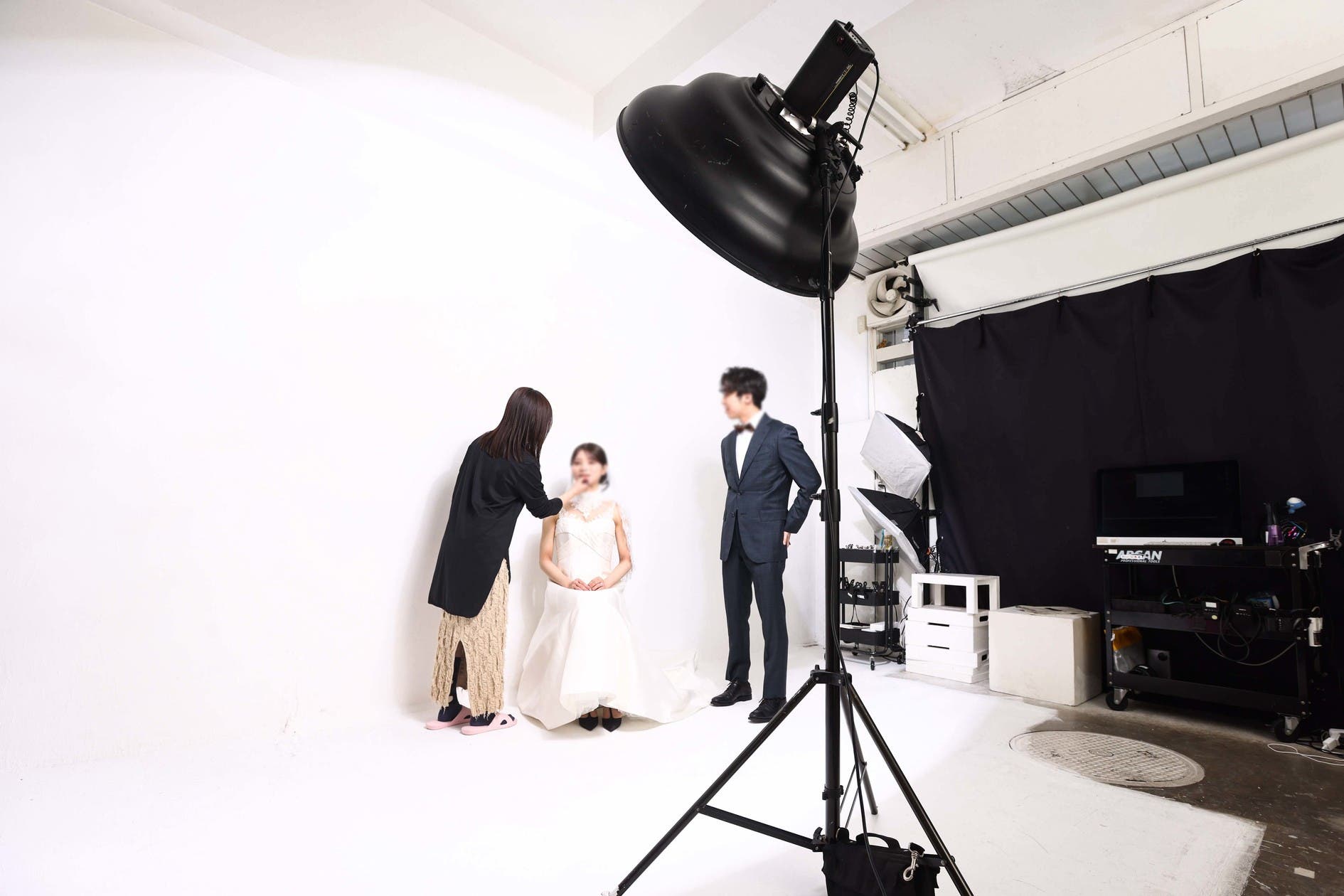 新宿駅7分の白ホリ撮影スタジオ。写真＆動画撮影／ファン交流会・オフ会／駐車場有／定常光照明＆ストロボ＆背景紙等無料／メイク個室有の写真1