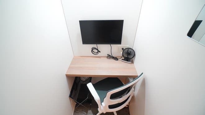 <ワークブース六本木No.3>六本木駅徒歩2分✨完全個室🚪光回線Wi-Fi📶モニター🖥️電源🔌テレワーク/面接/自習/作業の写真1