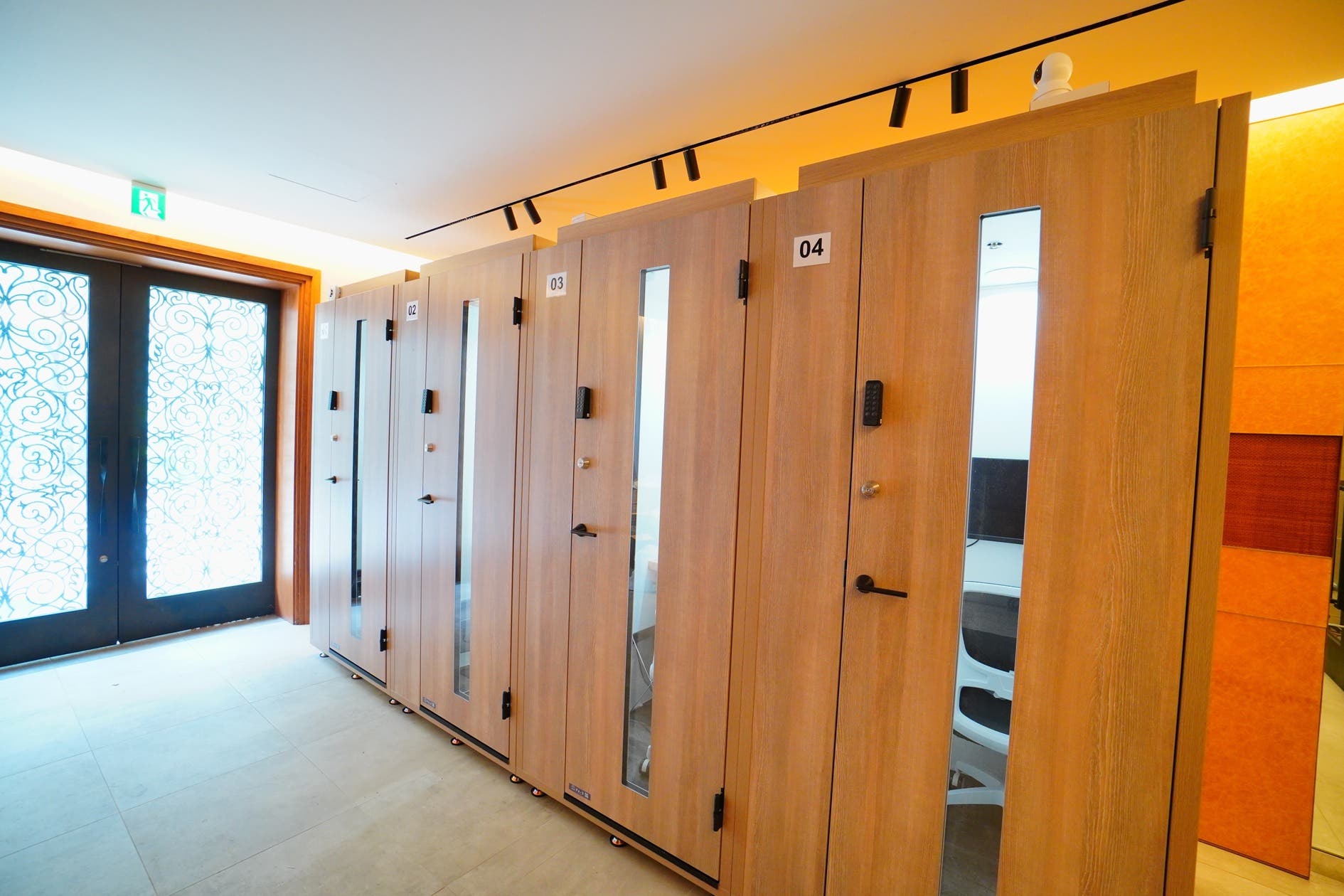 ＜ワークブース六本木No.4＞六本木駅徒歩2分✨完全個室🚪光回線Wi-Fi📶モニター🖥️電源🔌テレワーク/面接/自習/作業の写真6