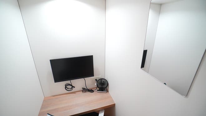 <ワークブース六本木No.3>六本木駅徒歩2分✨完全個室🚪光回線Wi-Fi📶モニター🖥️電源🔌テレワーク/面接/自習/作業の写真2