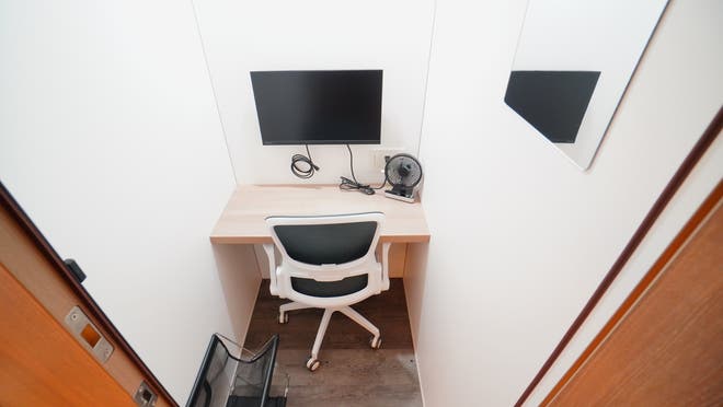 <ワークブース六本木No.3>六本木駅徒歩2分✨完全個室🚪光回線Wi-Fi📶モニター🖥️電源🔌テレワーク/面接/自習/作業の写真4