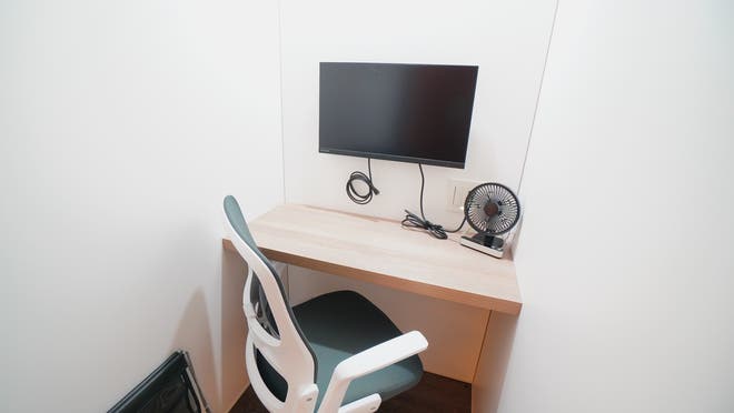 <ワークブース六本木No.3>六本木駅徒歩2分✨完全個室🚪光回線Wi-Fi📶モニター🖥️電源🔌テレワーク/面接/自習/作業の写真5