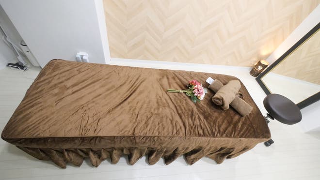 【新宿西口駅10秒】新宿駅2分の超駅近🚶|電動昇降式ベットを完備👌|新宿最安🉐|洗練された清潔感のある内装|🌱レンタルサロンの写真7