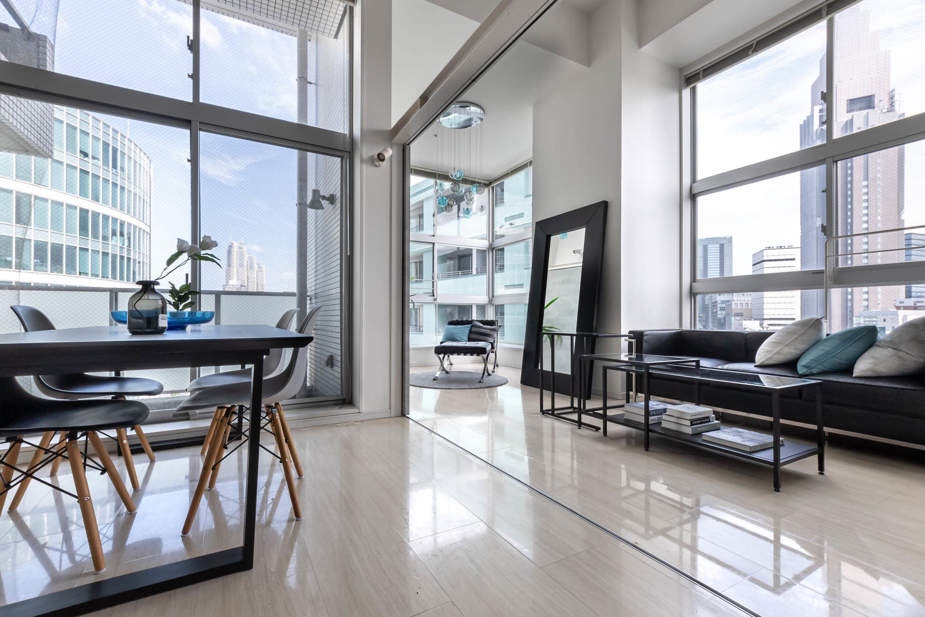 Ｓ２．［天高4m・二面採光］自然光豊富な海外の高級ペントハウス風撮影スタジオの写真1