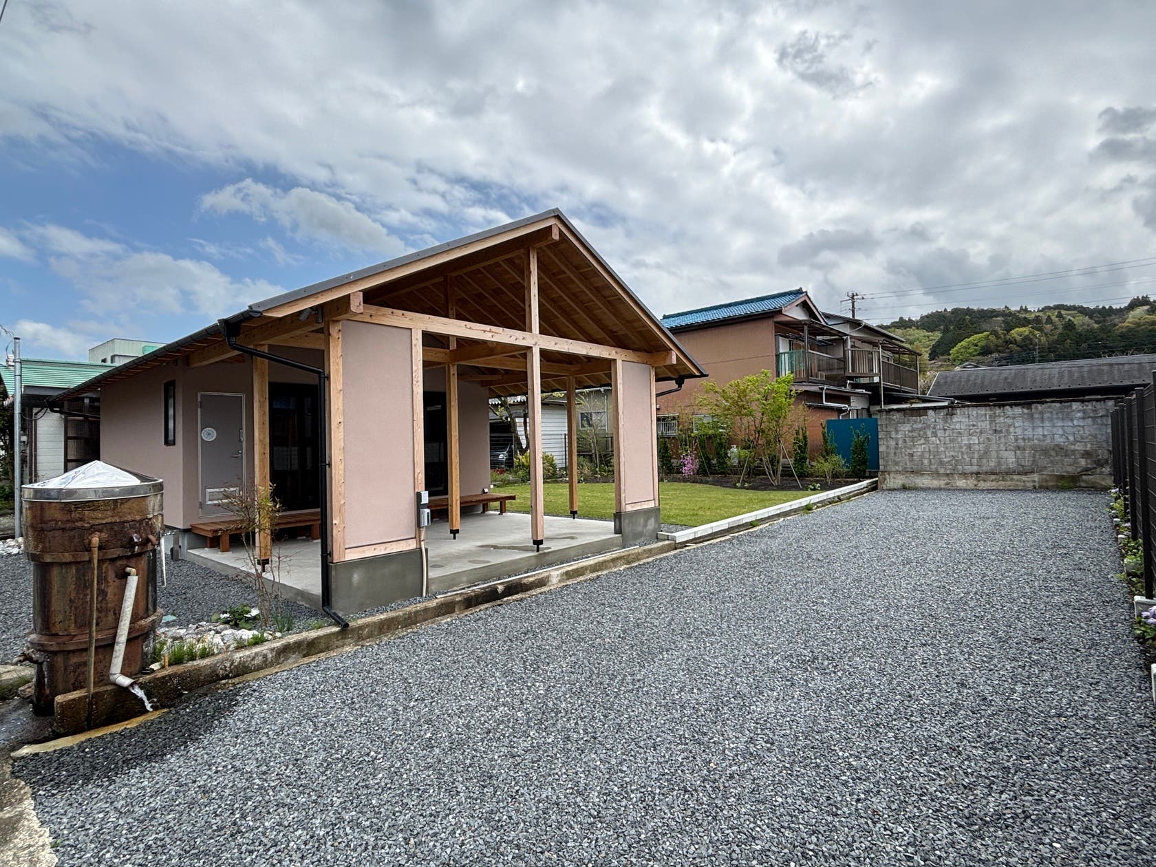 縁側と芝生でゆっくり過ごせる小洒落たバンガローの写真3