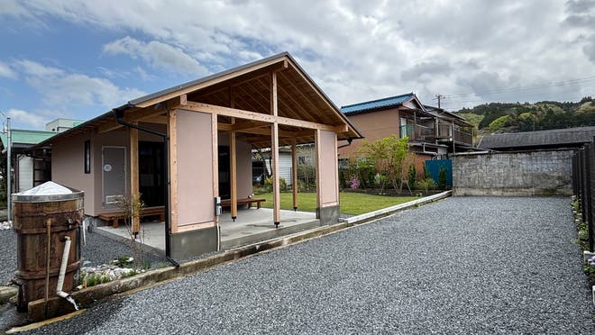 縁側と芝生でゆっくり過ごせる小洒落たバンガローの写真3