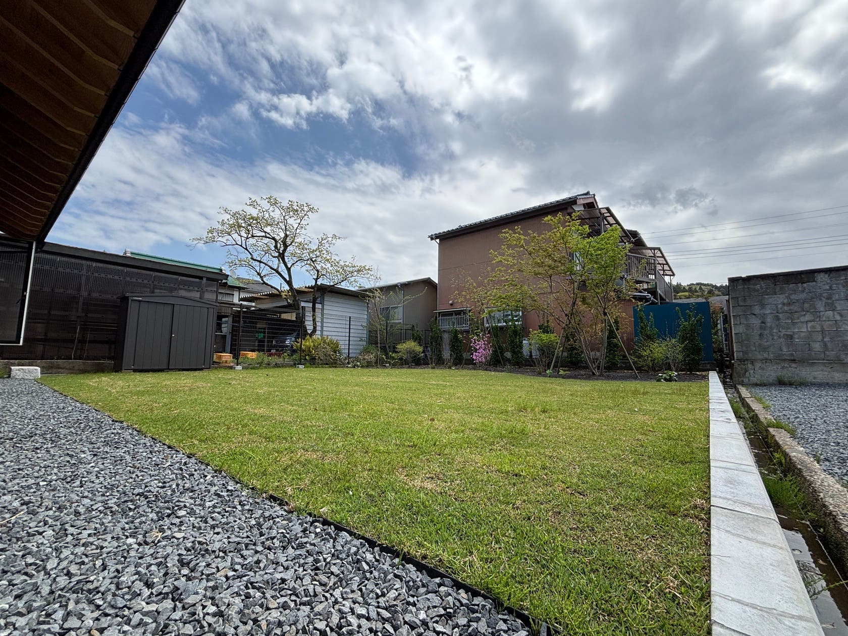 縁側と芝生でゆっくり過ごせる小洒落たバンガローの写真4